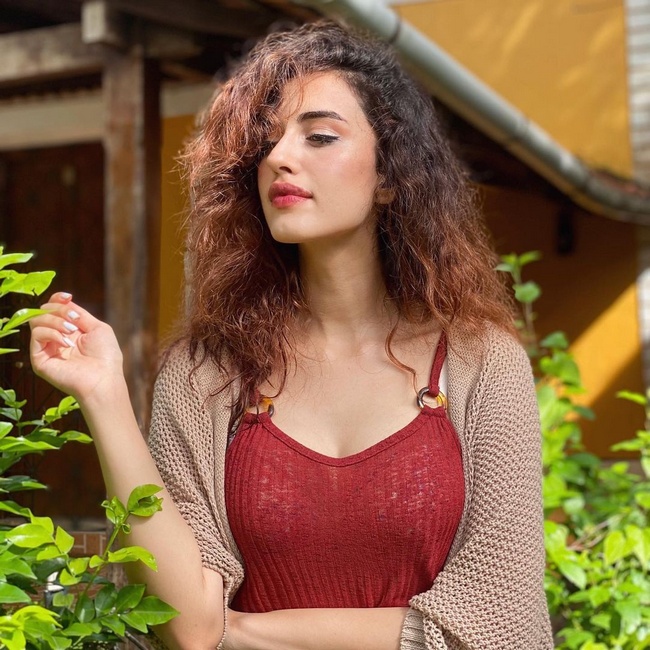 Samreen Kaur is Naughty looks Teasing people