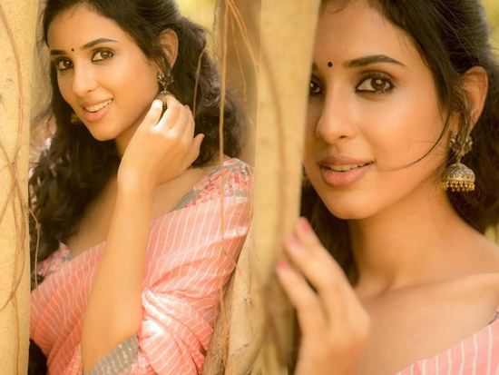 Riya Suman Looking Beautiful in a Saree