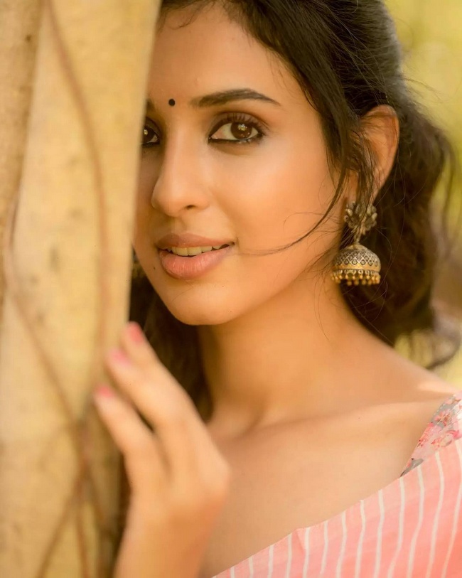 Riya Suman Looking Beautiful in a Saree