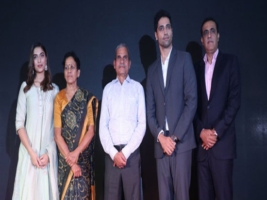 Adivi Seshu and Saiee With Major Unni krishnan Parents Snapped in Mumbai