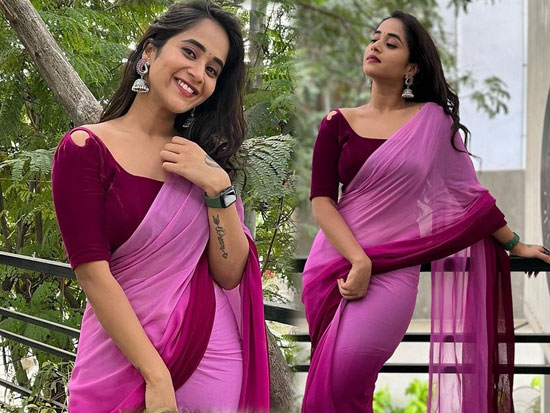 Deepthi Sunaina Looking Beautiful In Dark Pink Saree