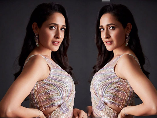 Pragya Jaiswal Ravishing Looks In Saree