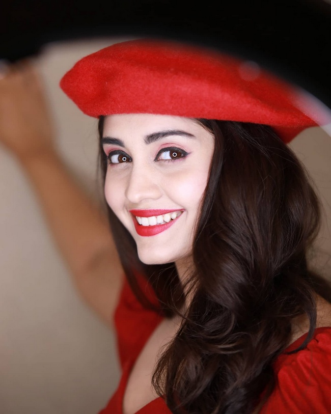 Surbhi Puranik Capivating Looks