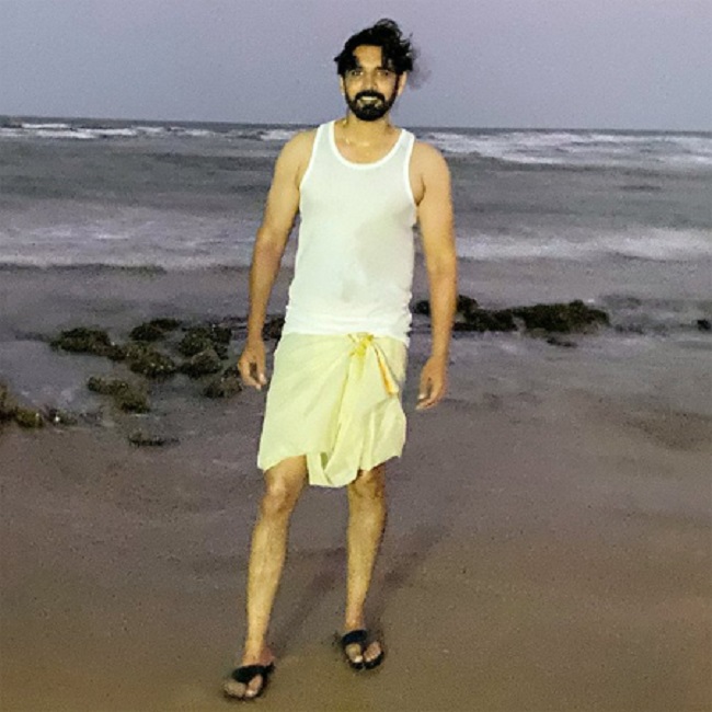 లుంగీ క‌ట్టి బీచ్ లో ఎంజాయ్ చేస్తున్న హీరో