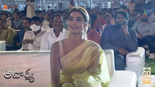 చరణ్ సీక్రెట్ ఒకటి నాకు తెలిసిపోయింది: పూజ హెగ్డే