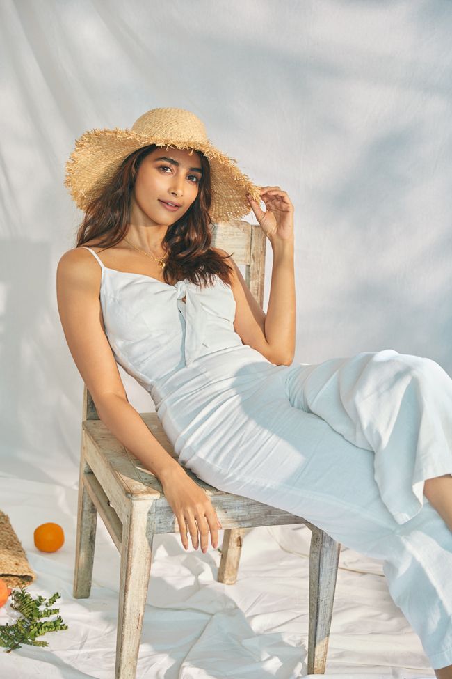 Scintillating n Staggering Poses Of Pooja Hegde