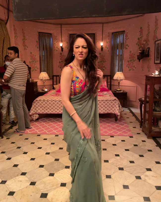Sandeepa Dhar Sizzling Looks On Set In A Saree
