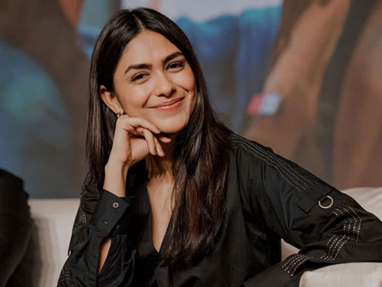 Cute n Lovely Looks Of Mrunal Thakur