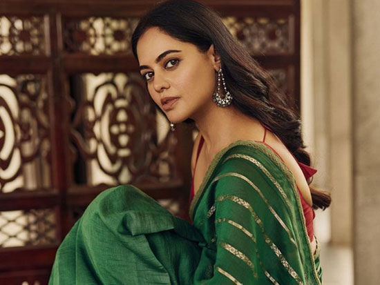 Bindhu Madhavi Fantastic Looks In Green Saree