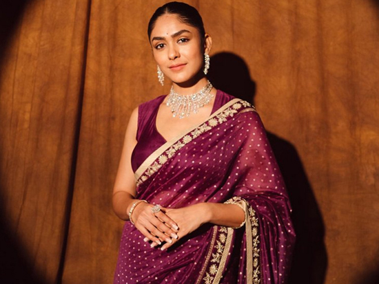 Glamorous Looks Of Mrunal Thakur In Saree