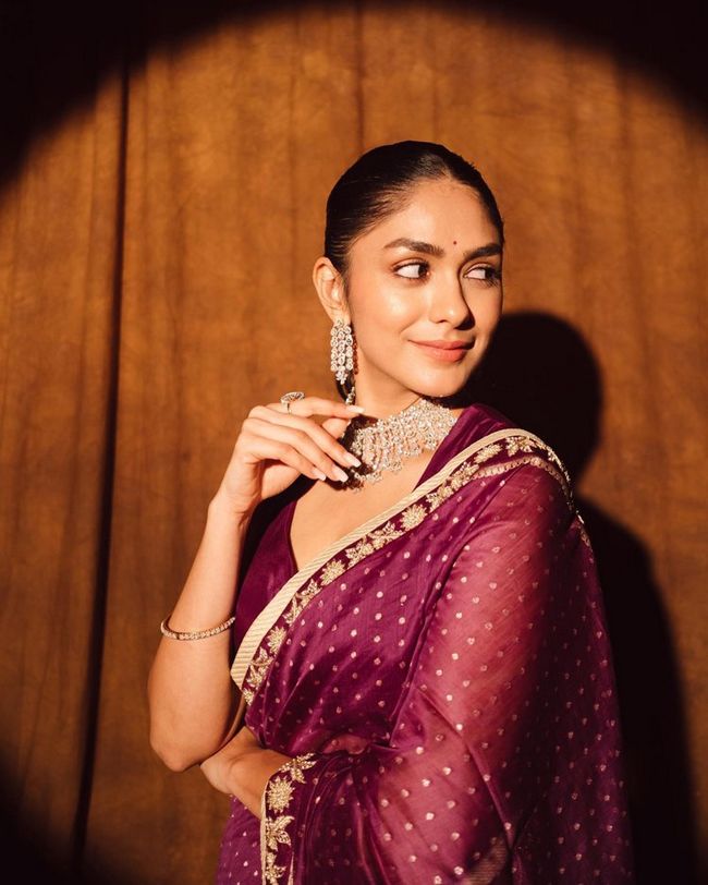 Glamorous Looks Of Mrunal Thakur In Saree