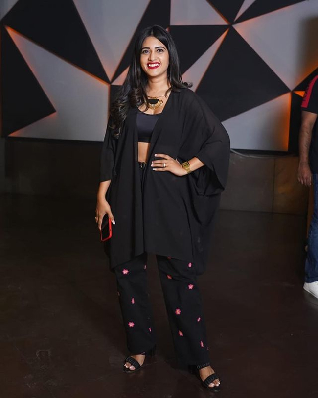 Sravanthi Chokarapu Stunning Show In Black