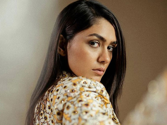 Stunning Looks Of Mrunal Thakur