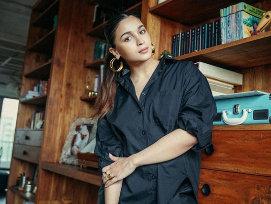 Stylish Poses Of Alia Bhatt