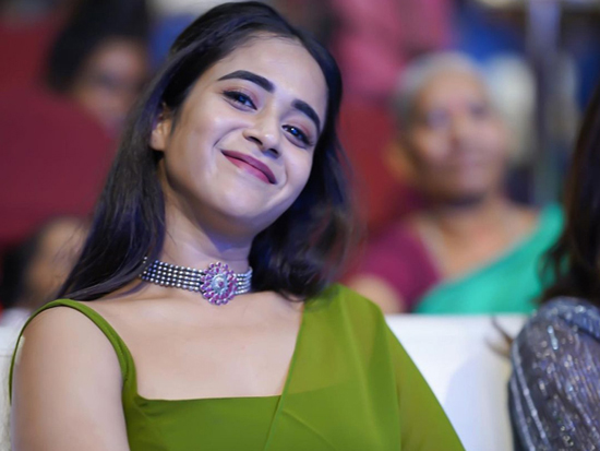 Gorgeous Looks Of Deepthi Sunaina In Green Saree