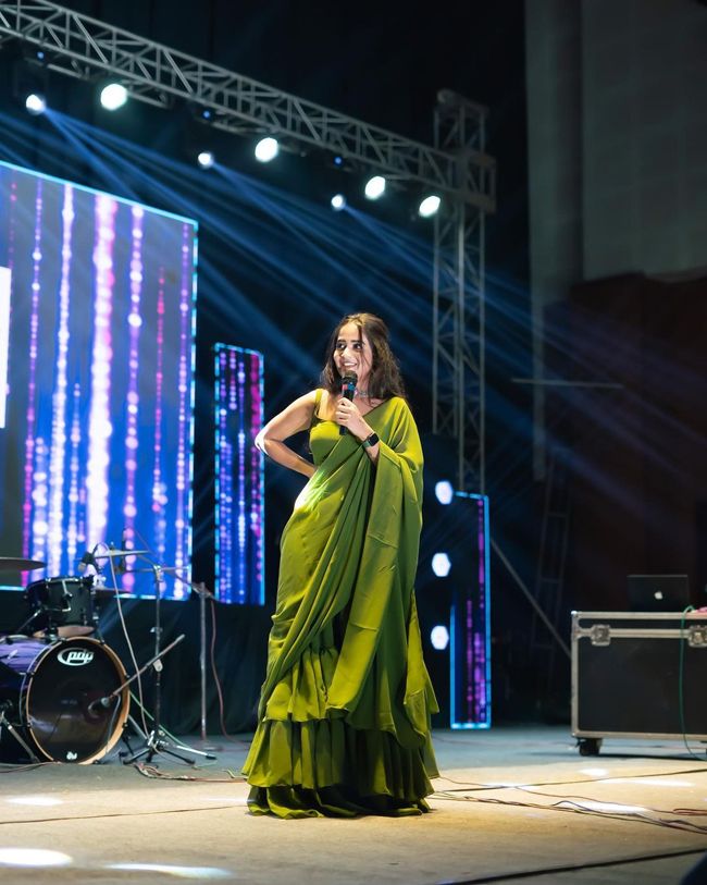 Gorgeous Looks Of Deepthi Sunaina In Green Saree