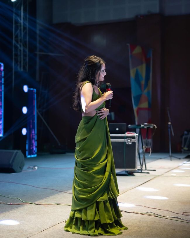 Gorgeous Looks Of Deepthi Sunaina In Green Saree