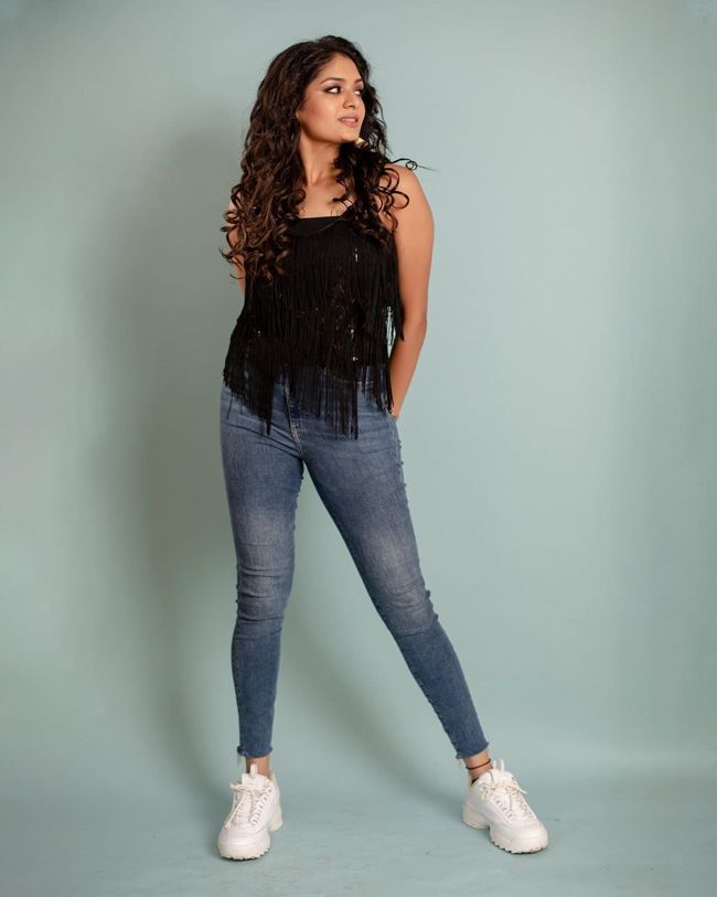 Modern n Trendy Pics Of Aditi Shankar