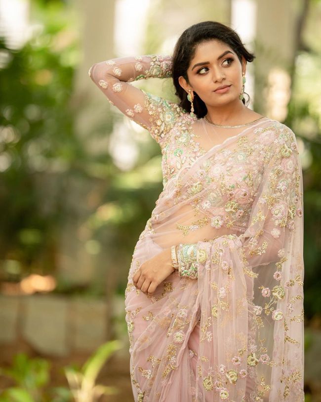 Modern n Trendy Pics Of Aditi Shankar
