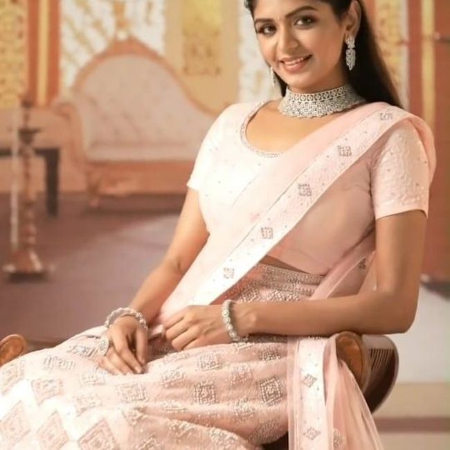 Modern n Trendy Pics Of Aditi Shankar
