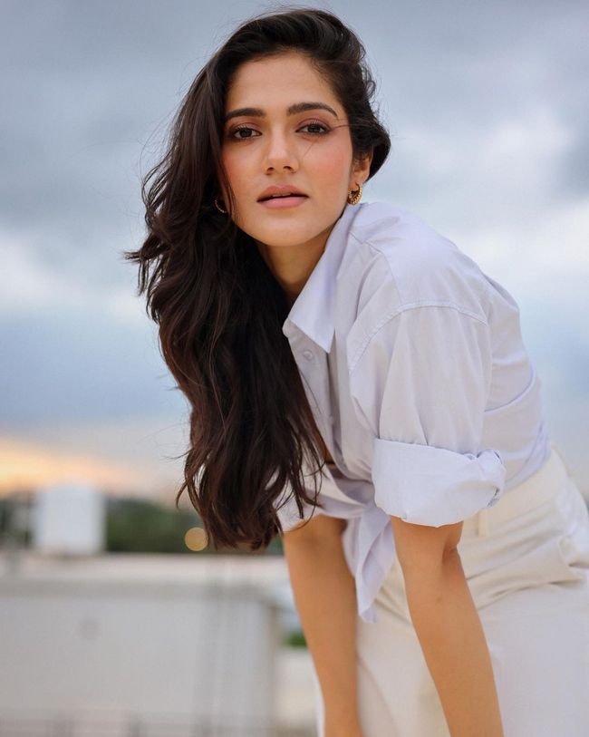 Staggering Poses Of Simran Choudhary In White