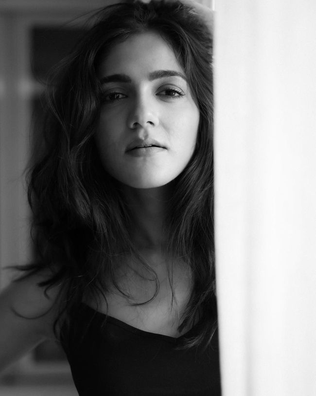 Staggering Poses Of Simran Choudhary In White