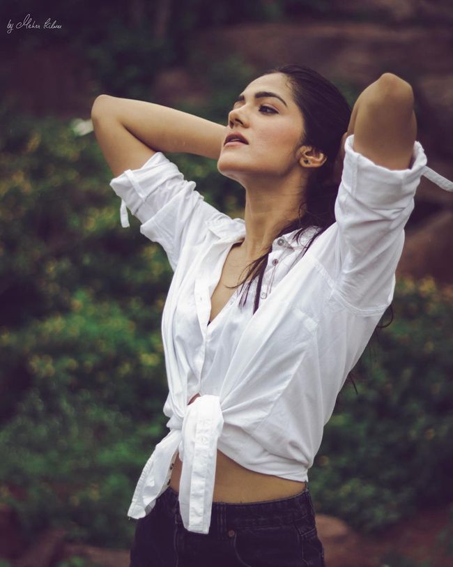 Staggering Poses Of Simran Choudhary In White