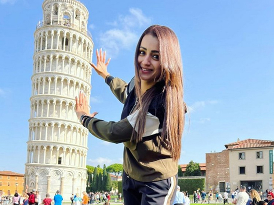Trisha Posing Near Leaning Tower Of Pisa