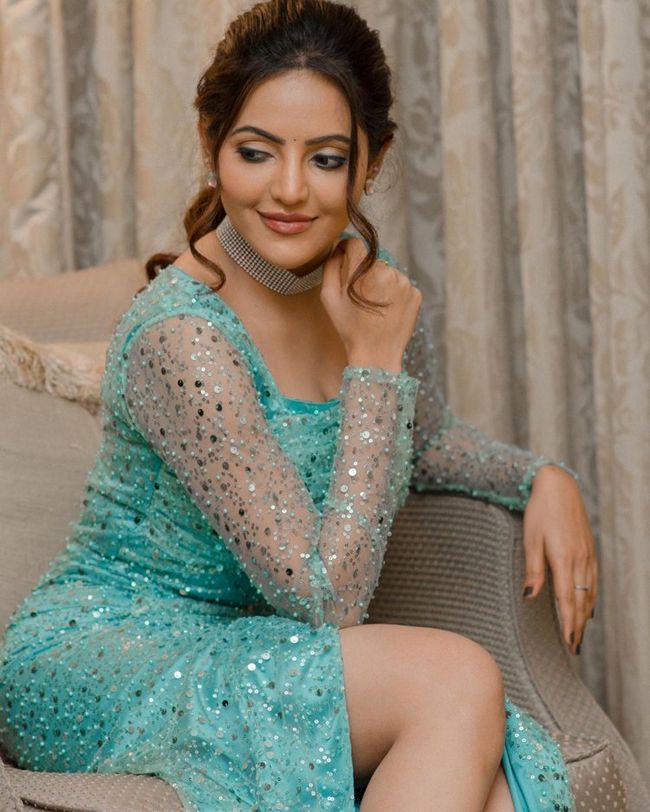 Beautiful Looks Of Athulyaa Ravi In Yellow Dress