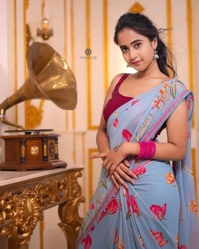 Delightful Clicks Of Deepthi Sunaina In Saree