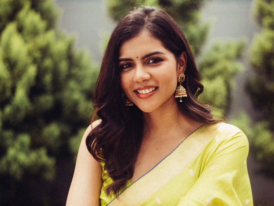 Delightful Clicks Of Kalyani Priyadarshan In Saree