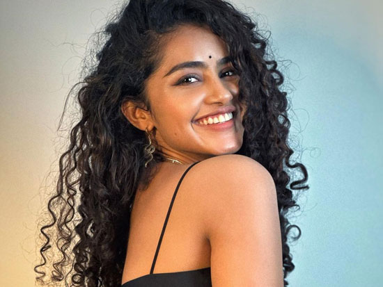 Glamorous Poses Of Anupama Parameswaran