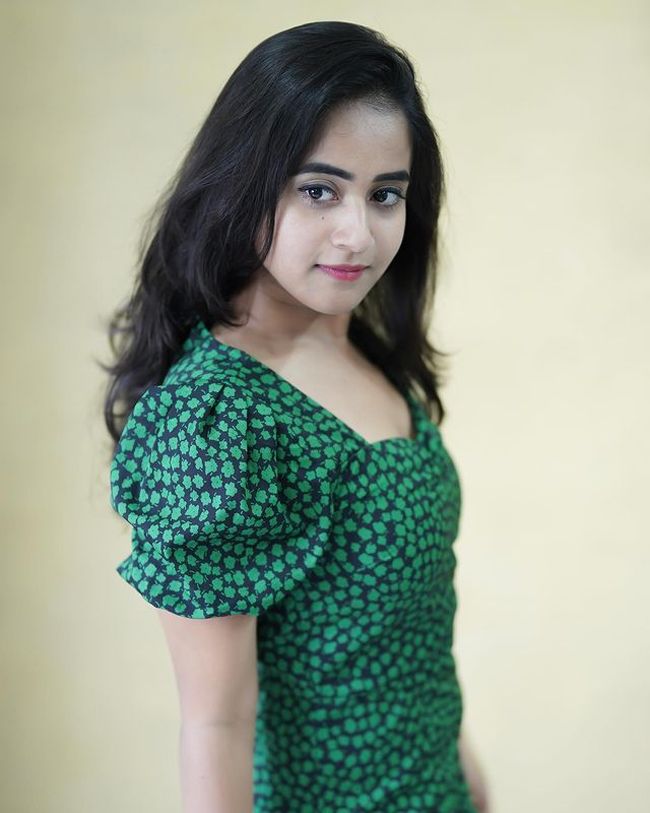 Deepthi Sunaina Looks Beautiful In Saree