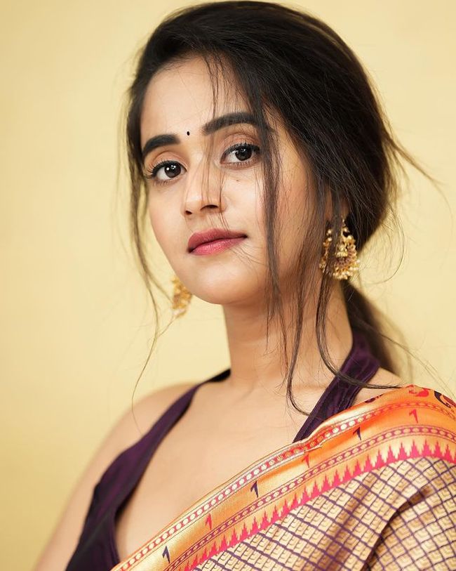 Delightful Looks Of Deepti Sunaina In Saree