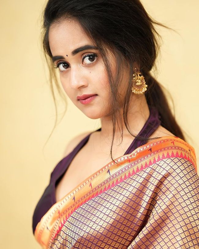 Delightful Looks Of Deepti Sunaina In Saree