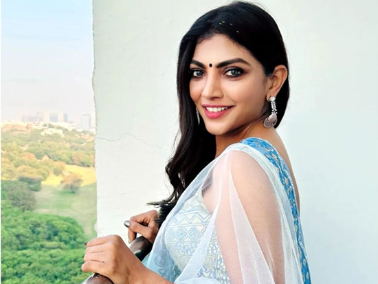 Delightful Looks Of Lahari Shari