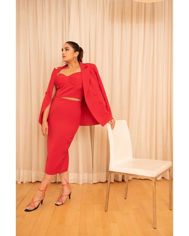 Huma Qureshi Steamy Poses In Teasing Outfit