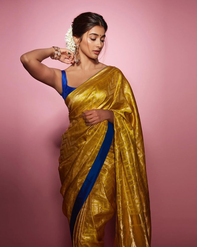 Mesmerising Looks From Pooja Hegde In Saree