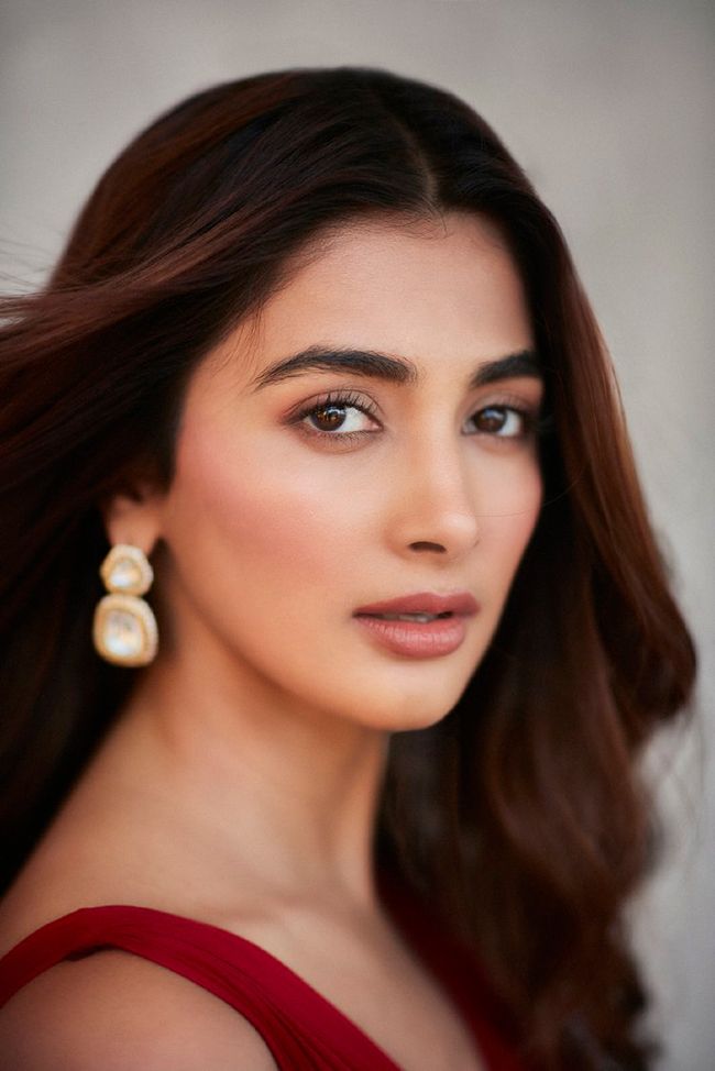 Pooja Hegde Ravishing Looks In Red Saree