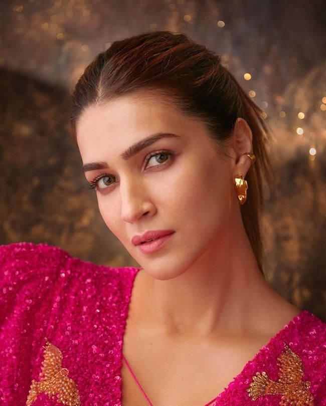 Staggering Poses Of Kriti Sanon In Black