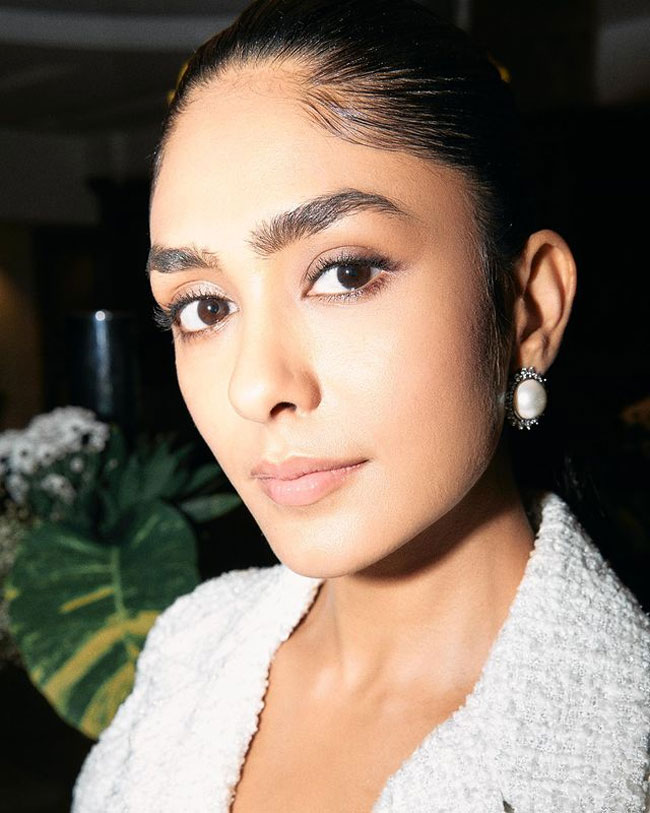 Stylish Looks Of Mrunal Thakur In Desginer Outfit