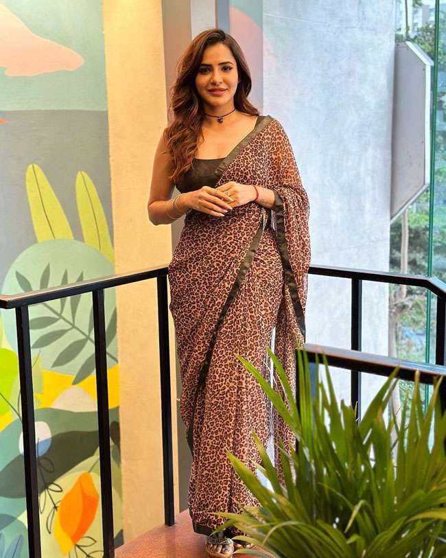 Delightful Poses Of Ashu Reddy In Red Saree