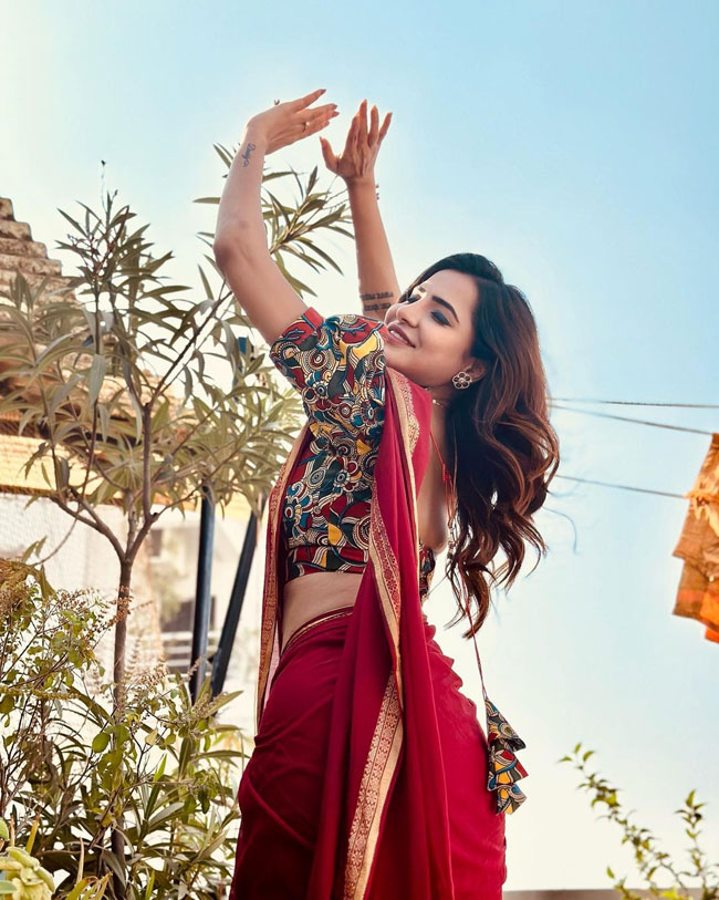 Delightful Poses Of Ashu Reddy In Red Saree