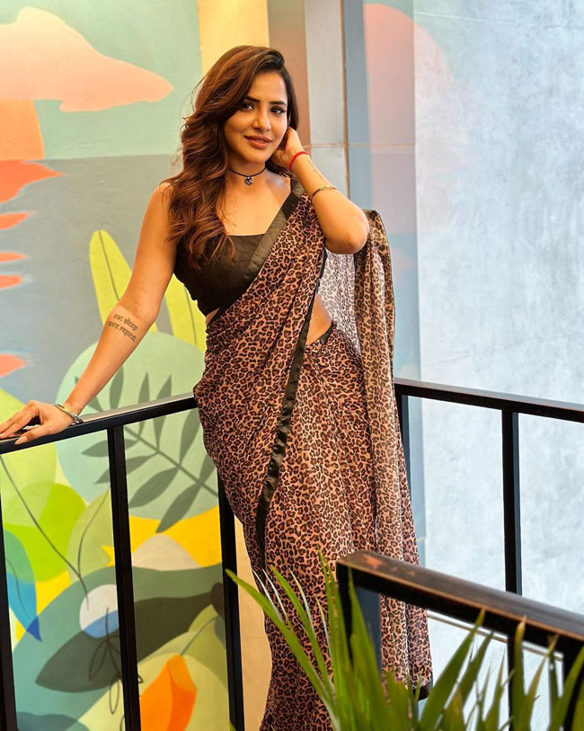Delightful Poses Of Ashu Reddy In Red Saree