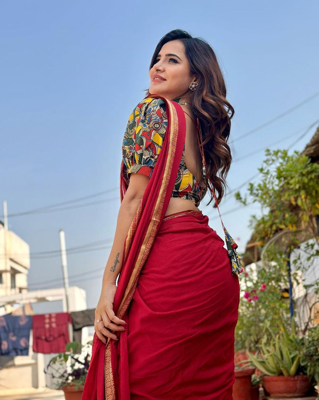 Delightful Poses Of Ashu Reddy In Red Saree