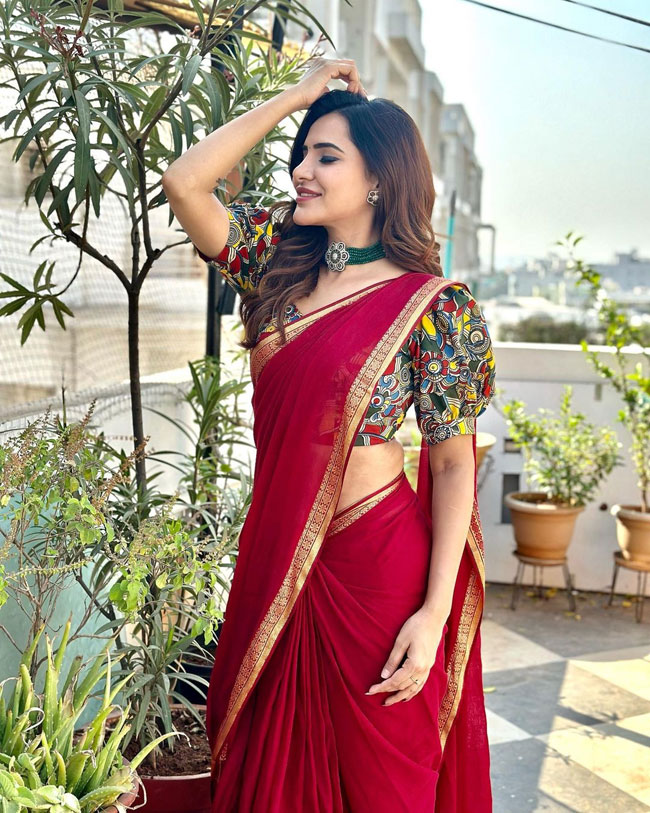 Delightful Poses Of Ashu Reddy In Red Saree