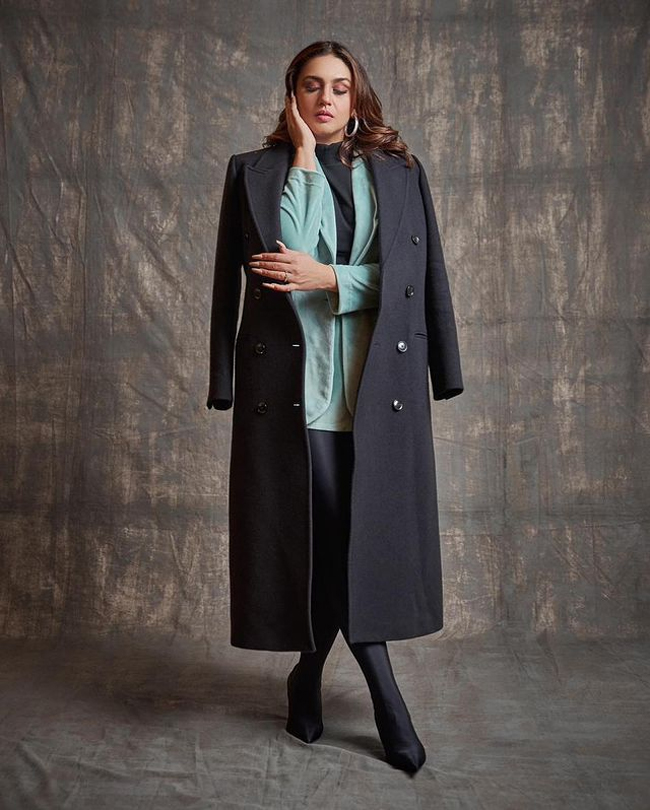 Mesmerising Poses Of Huma Qureshi In Black