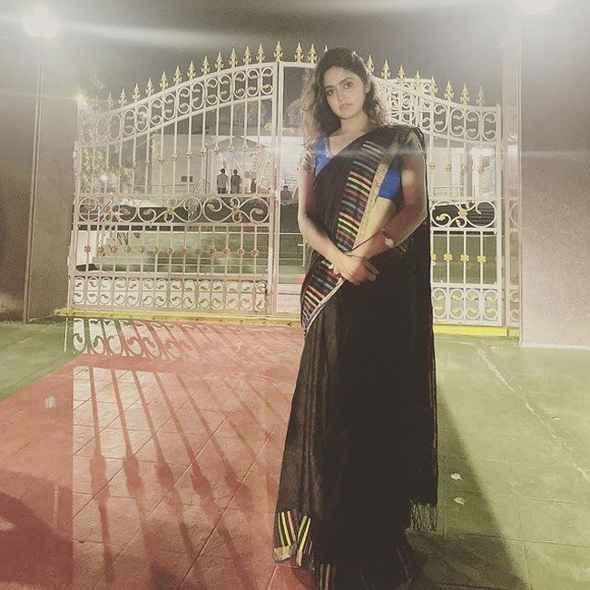Ravishing Poses Of Pragya Nayan Sinha In Black