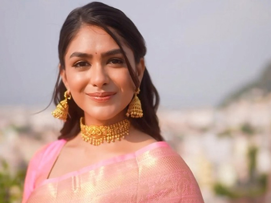 Traditional Looks Of Mrunal Thakur In Saree