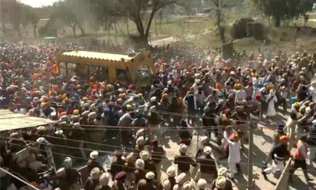 అచ్చం ట్రిపుల్ ఆర్ సినిమాలో మాదిరిగానే ..ఏకంగా తుపాకులతోనే...!